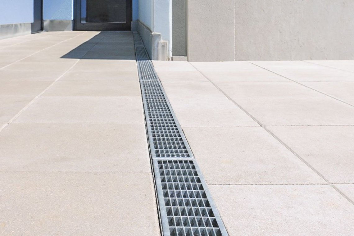 Höhenverstellbare Drainagerinne „Hydra“ von Richard Brink kaufen